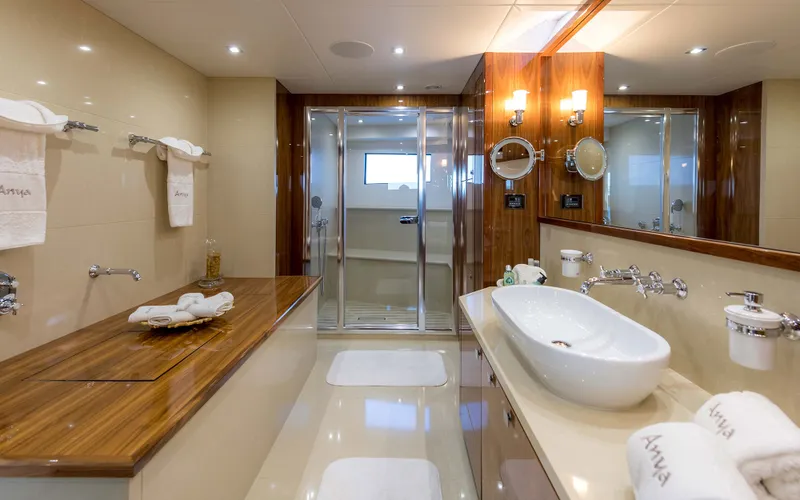 ANYA yacht for charter (Sunseeker, 40.05m, 2015)